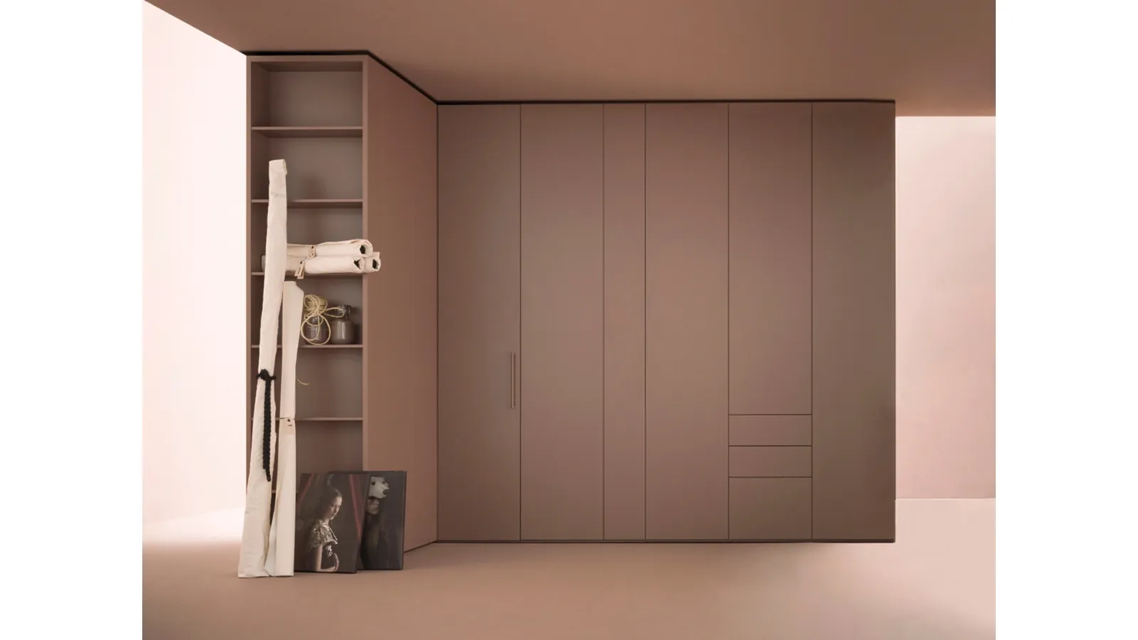 Armadio ad angolo con ante battenti di Caccaro